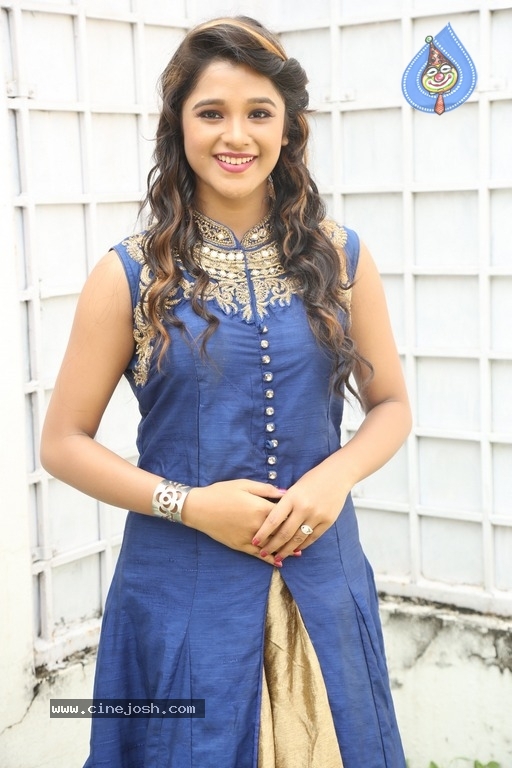 Actress Elsa Ghosh Photos - Photo 3 of 17