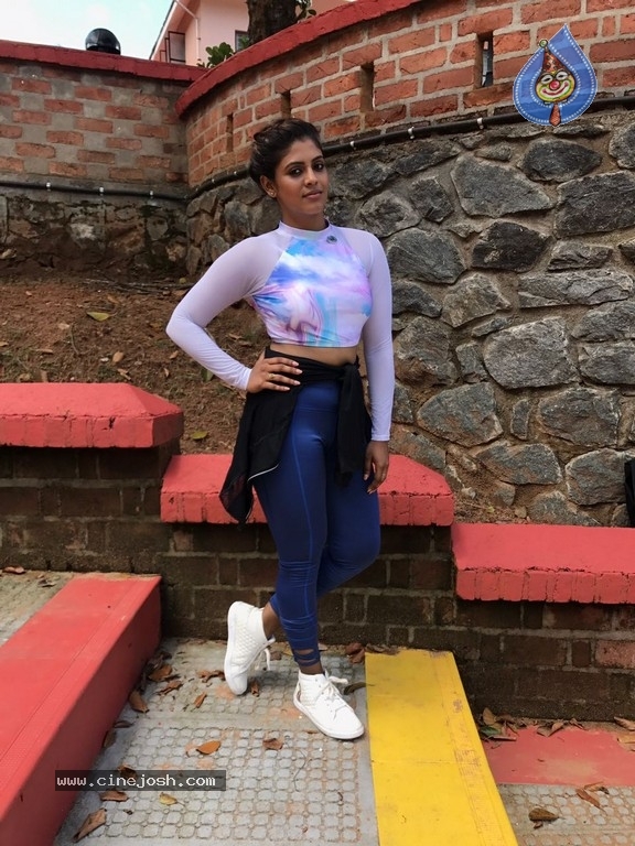 Actress Iniya Photoshoot - Photo 3 of 6