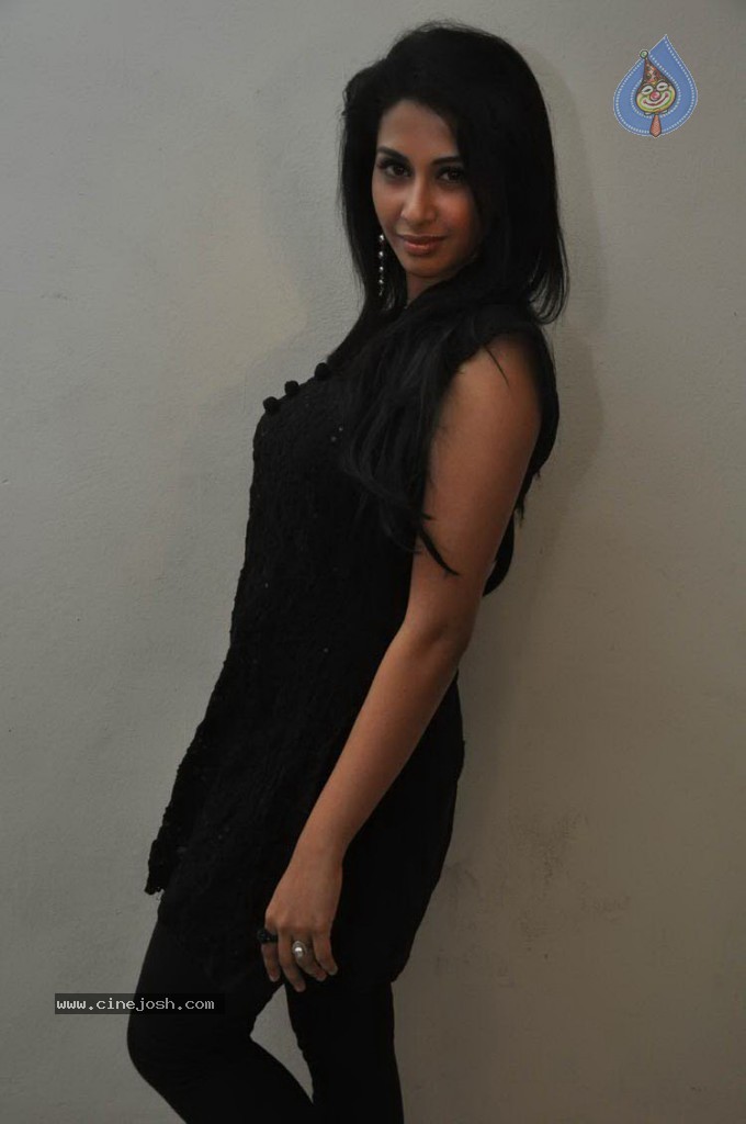 Gayatri Iyer New Stills - Photo 3 of 53