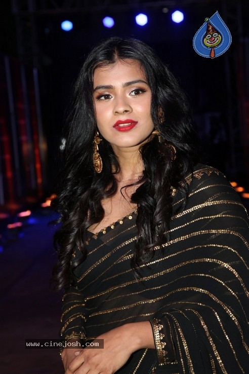 Heeba Patel Stills - Photo 3 of 42