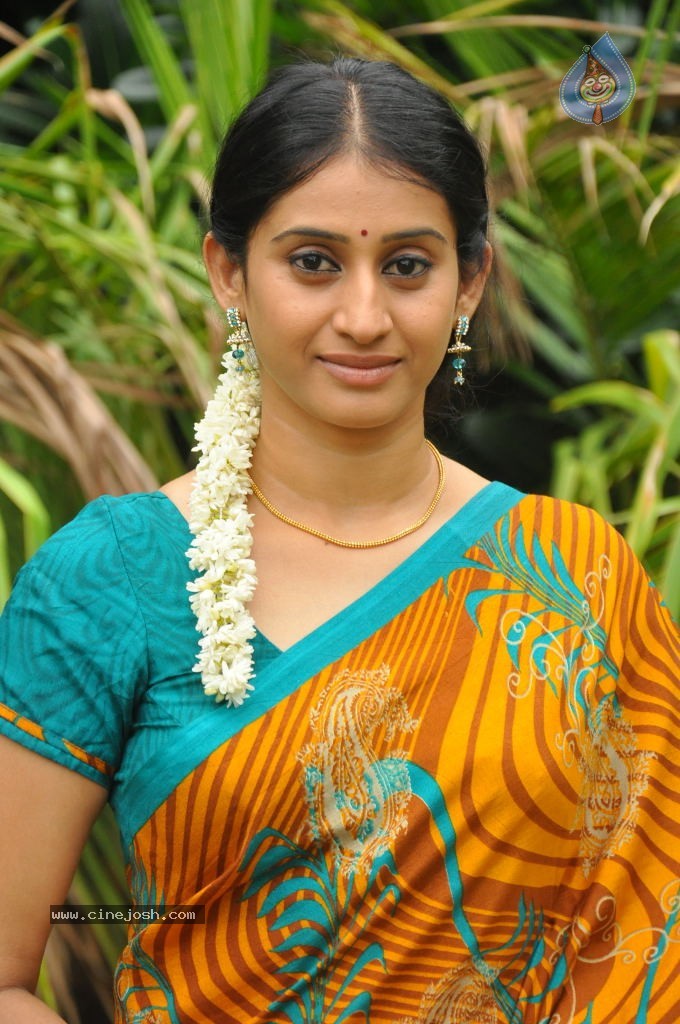 Meena Stills - Photo 3 of 41