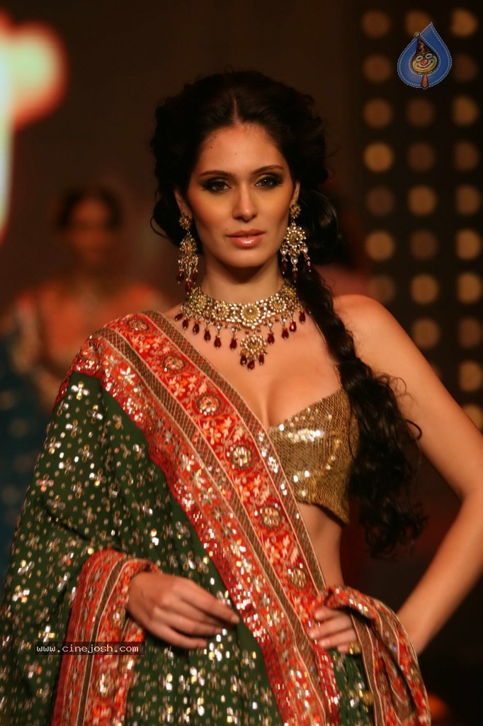 Hot Bolly Celebs At Gitanjali Bollywood Night Photo 138 Of 170