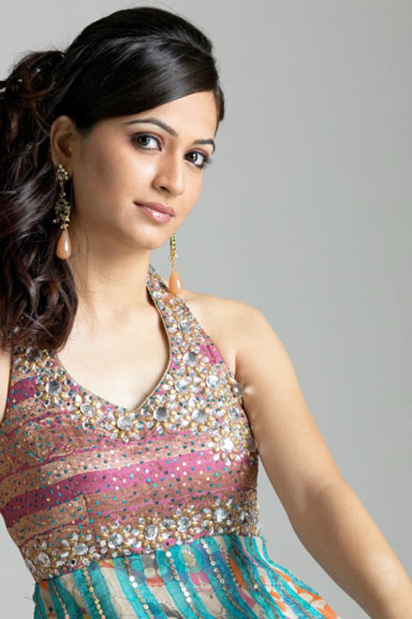 Kriti Kharbanda - Photo 4 of 16