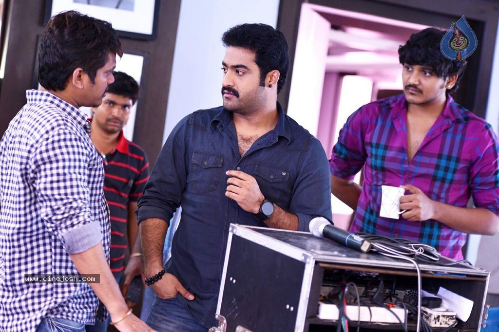 Rabhasa Movie Photos - Photo 4 of 7