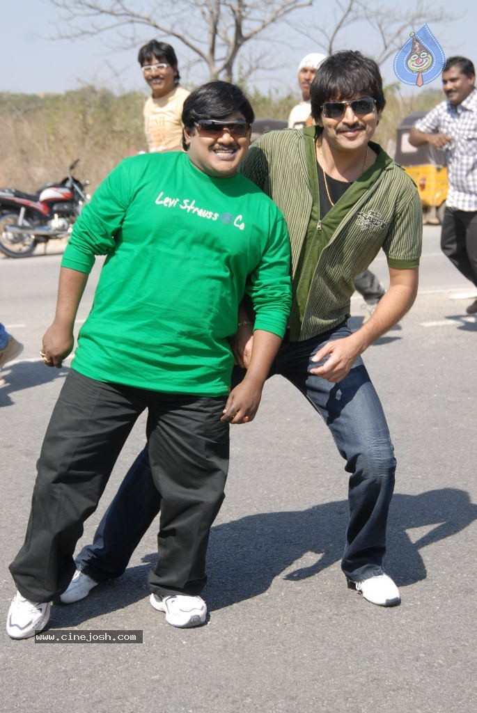 Ringa Ringa Movie Stills - Photo 4 of 9