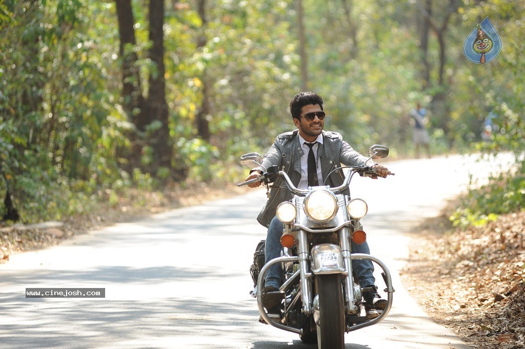Run Raja Run Movie Stills - Photo 4 of 7