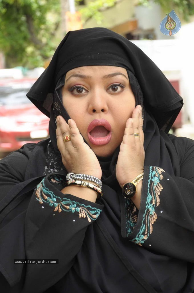 Lollu Dada Parakh Parakh Tamil Movie Spicy Stills - Photo 7 of 35