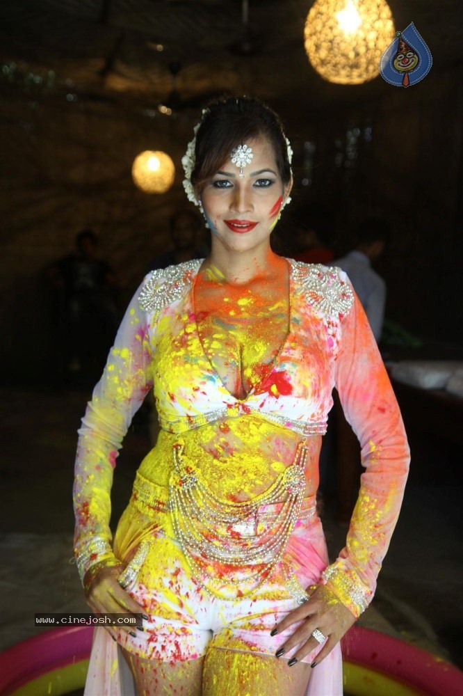 Tanisha Singh Holi Celebrations - Photo 7 of 21